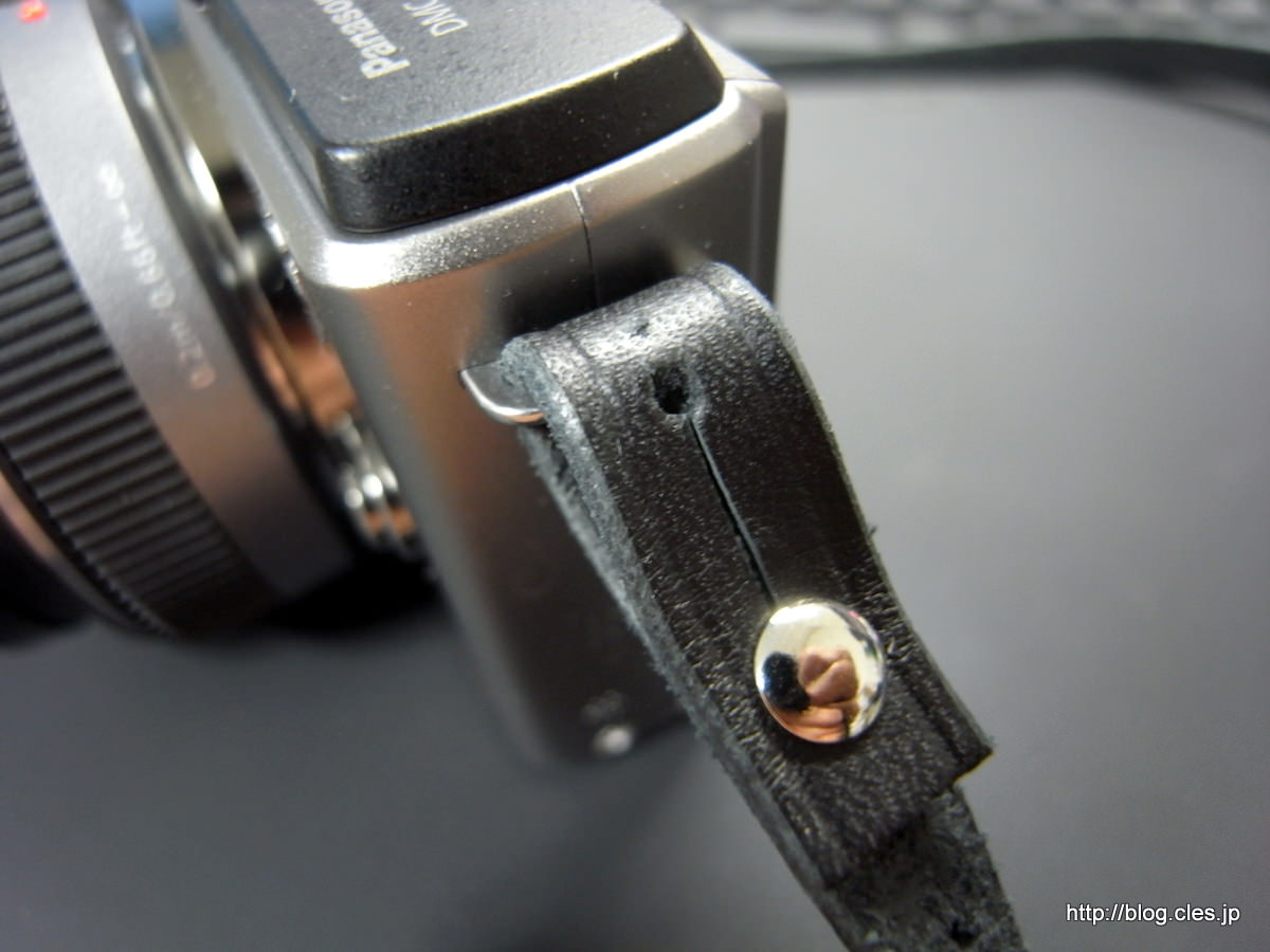 GX1 にストラップをつけた