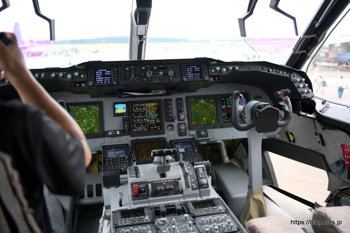 C-2 のコックピット見学（横田基地日米友好祭2019）